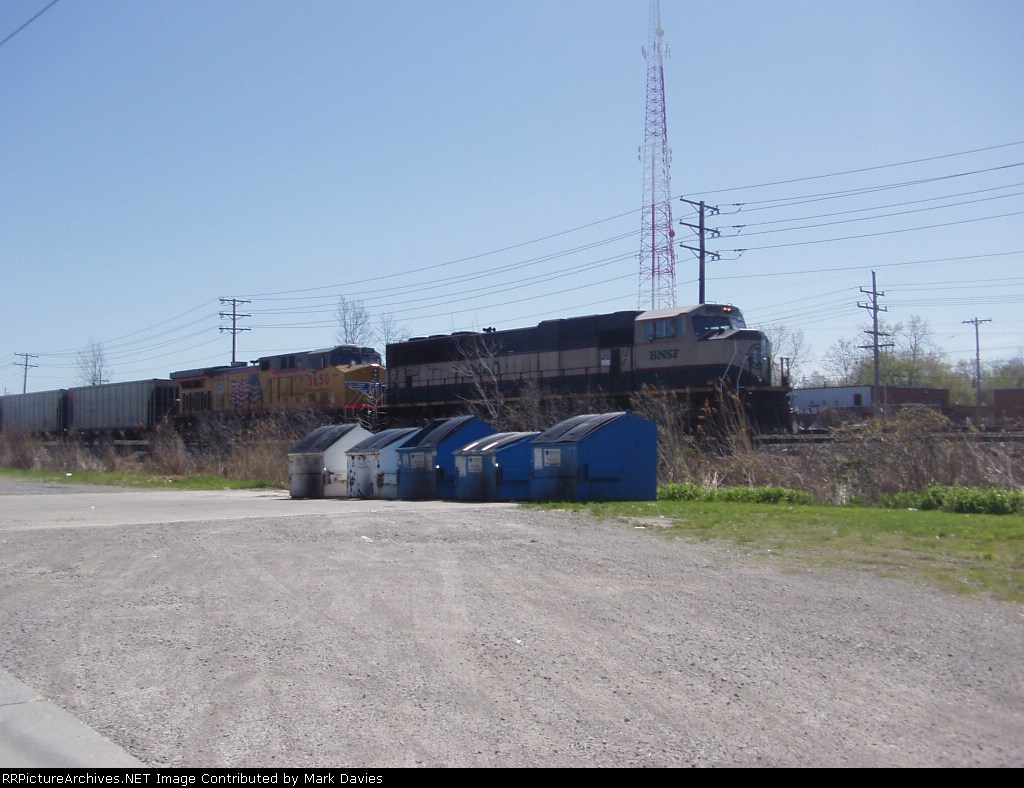 BNSF 9440 + UP 5650